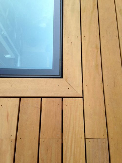 Vidrio transitable colocado plano en el suelo de la terraza en la ...