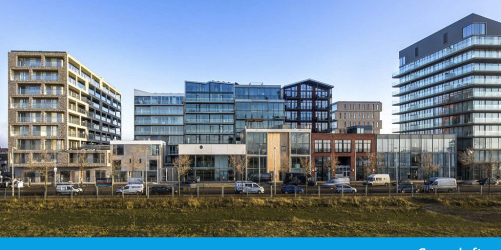 Vidrio transitable colocado plano en el suelo de la terraza en la ...